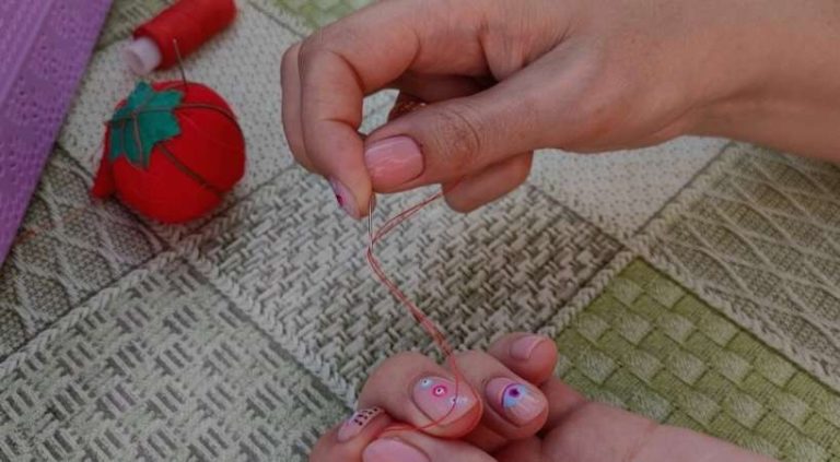 Paziņa šuvēja iemācīja veiklu paņēmienu, kā ievērt adatā diegu - tieši ...